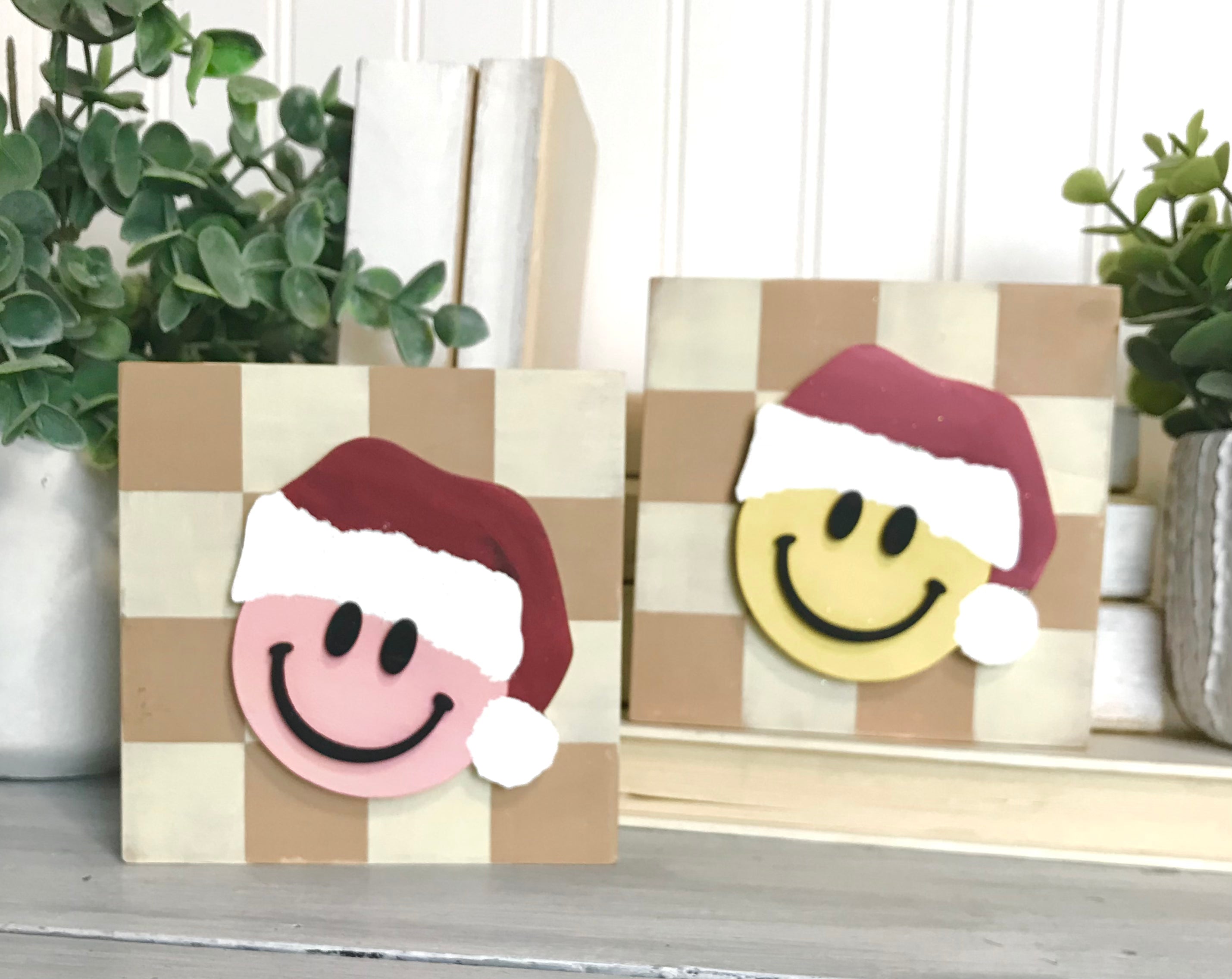 Checkerboard Smiley Santa Signs – Little Gray House